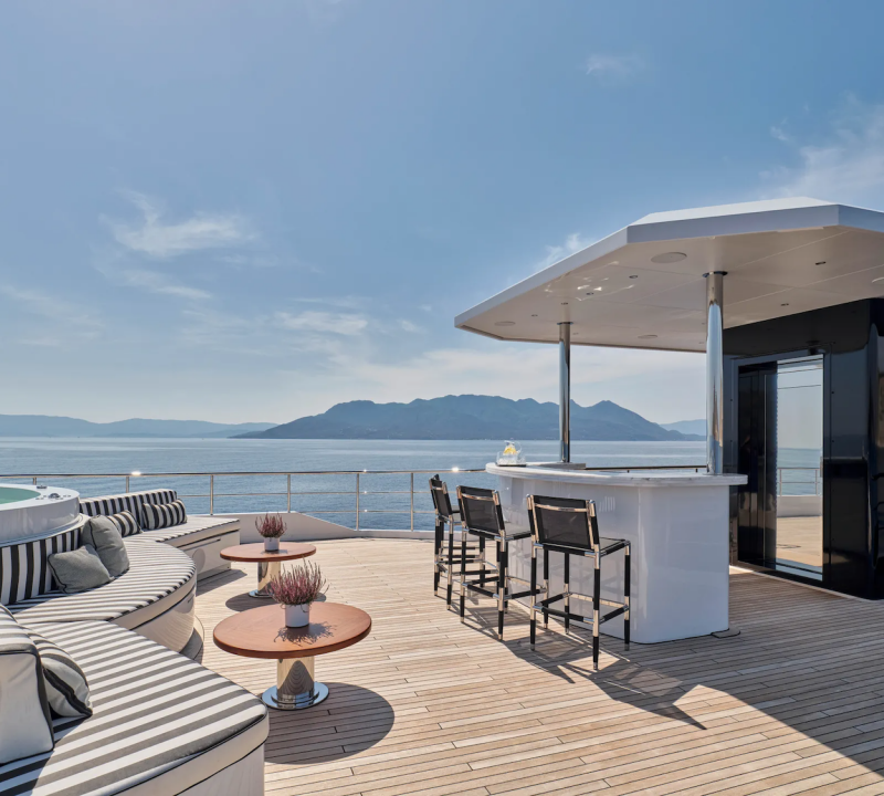 Yacht OMNIA, Amels | CHARTERWORLD Luxury Superyacht Charters